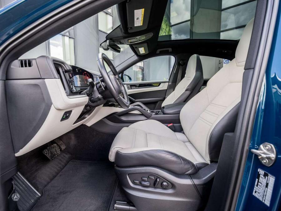 Blue Porsche Cayenne Coupe 2024 in Kaunas, with an engine capacity of 3.00 L and mileage of 25 thousand km for 99450 €, photo 25 on AUTOMOTO.COM.LV