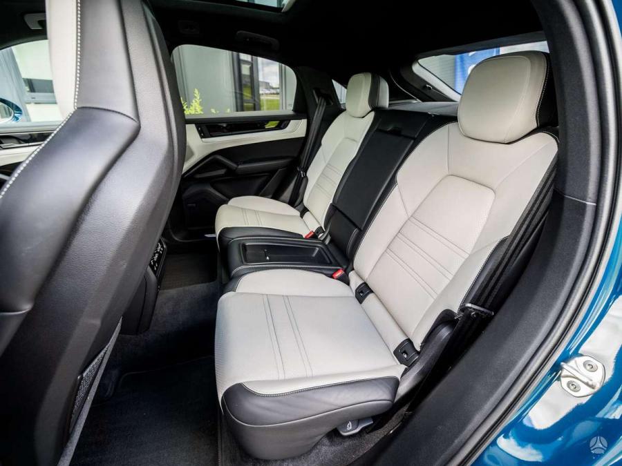 Blue Porsche Cayenne Coupe 2024 in Kaunas, with an engine capacity of 3.00 L and mileage of 25 thousand km for 99450 €, photo 35 on AUTOMOTO.COM.LV