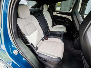 Blue Porsche Cayenne Coupe 2024 in Kaunas, with an engine capacity of 3.00 L and mileage of 25 thousand km for 99450 €, photo 38 on AUTOMOTO.COM.LV