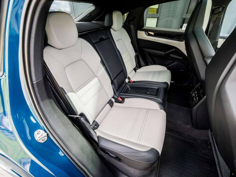 Blue Porsche Cayenne Coupe 2024 in Kaunas, with an engine capacity of 3.00 L and mileage of 25 thousand km for 99450 €, photo 38 on AUTOMOTO.COM.LV