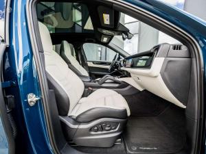 Blue Porsche Cayenne Coupe 2024 in Kaunas, with an engine capacity of 3.00 L and mileage of 25 thousand km for 99450 €, photo 39 on AUTOMOTO.COM.LV