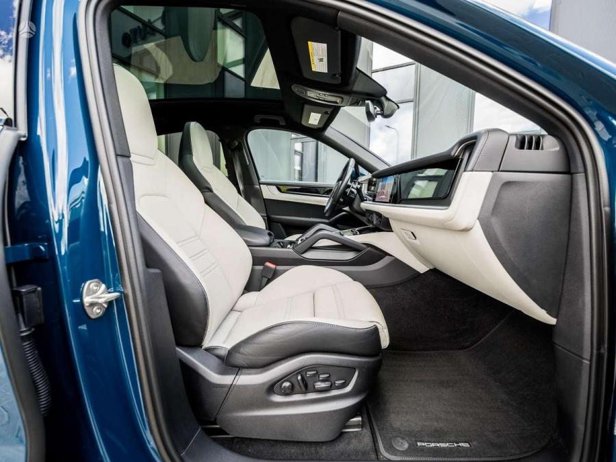Blue Porsche Cayenne Coupe 2024 in Kaunas, with an engine capacity of 3.00 L and mileage of 25 thousand km for 99450 €, photo 39 on AUTOMOTO.COM.LV