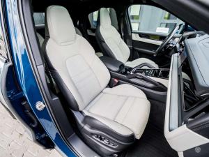 Blue Porsche Cayenne Coupe 2024 in Kaunas, with an engine capacity of 3.00 L and mileage of 25 thousand km for 99450 €, photo 40 on AUTOMOTO.COM.LV