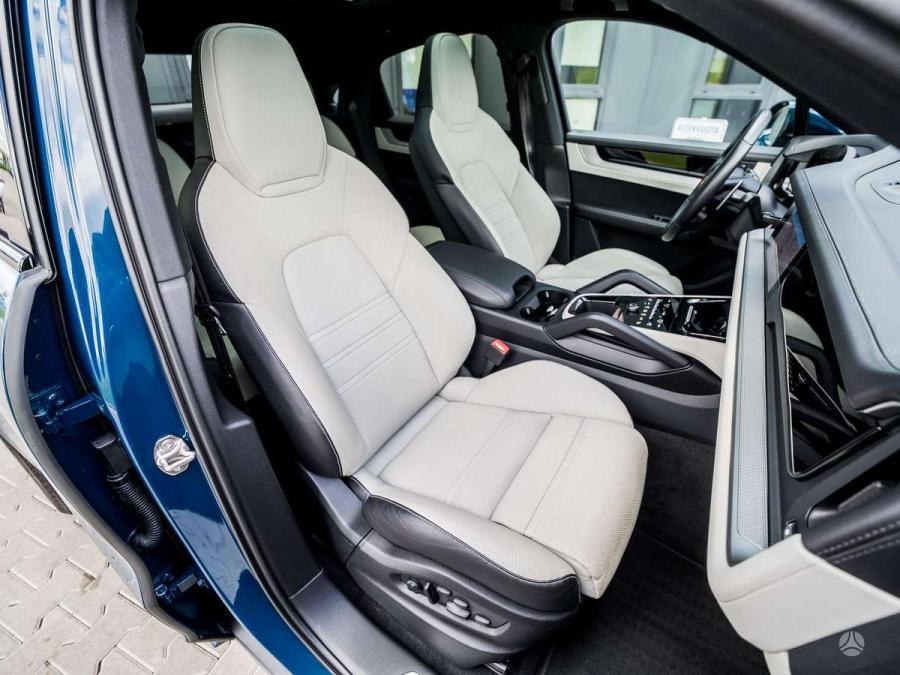 Blue Porsche Cayenne Coupe 2024 in Kaunas, with an engine capacity of 3.00 L and mileage of 25 thousand km for 99450 €, photo 40 on AUTOMOTO.COM.LV