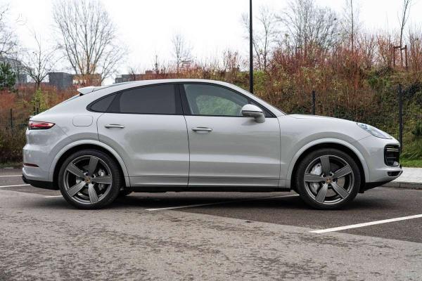 Pelēks Porsche Cayenne Coupe 2019 Viļņa, ar dzinēja tilpumu 4.00 L un nobraukumu 70 tūkst. km par 84990 €, foto 4 vietnē AUTOMOTO.COM.LV
