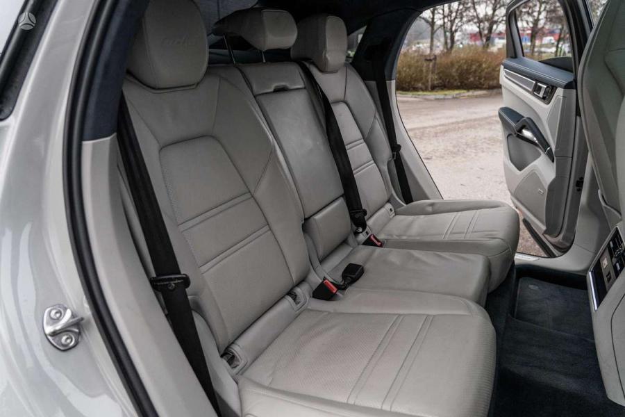 Grey Porsche Cayenne Coupe 2019 in Vilnius, with an engine capacity of 4.00 L and mileage of 70 thousand km for 84990 €, photo 36 on AUTOMOTO.COM.LV