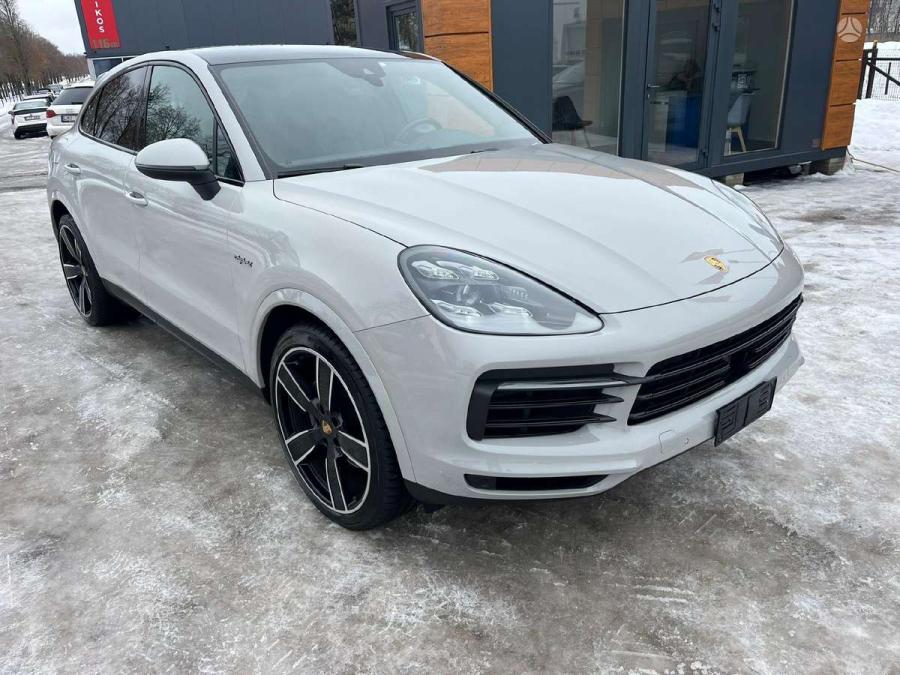 Grey Porsche Cayenne Coupe 2019 in Kaunas, with an engine capacity of 3.00 L and mileage of 203 thousand km for 48500 €, photo 8 on AUTOMOTO.COM.LV