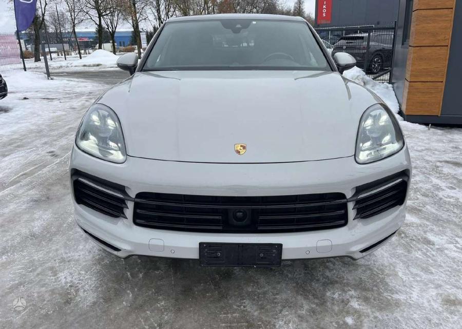 Grey Porsche Cayenne Coupe 2019 in Kaunas, with an engine capacity of 3.00 L and mileage of 203 thousand km for 48500 €, photo 9 on AUTOMOTO.COM.LV