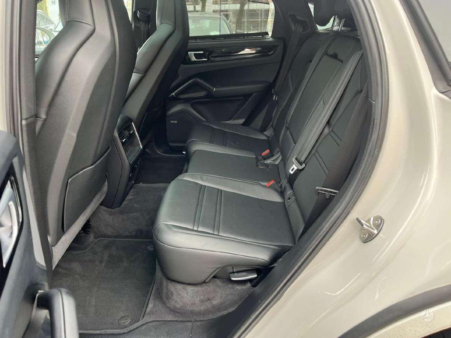 Grey Porsche Cayenne Coupe 2019 in Kaunas, with an engine capacity of 3.00 L and mileage of 203 thousand km for 48500 €, photo 34 on AUTOMOTO.COM.LV