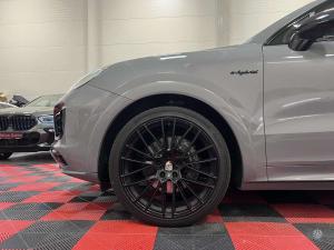 Grey Porsche Cayenne Coupe 2020 in Vilnius, with an engine capacity of 3.00 L and mileage of 70 thousand km for 59990 €, photo 12 on AUTOMOTO.COM.LV