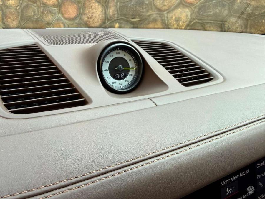 Grey Porsche Cayenne Coupe 2020 in Vilnius, with an engine capacity of 4.00 L and mileage of 156 thousand km for 66900 €, photo 16 on AUTOMOTO.COM.LV
