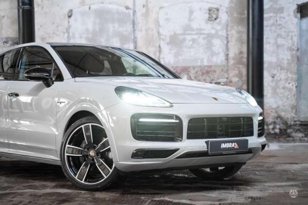 Grey Porsche Cayenne Coupe 2021 in Kaunas, with an engine capacity of 3.00 L and mileage of 75 thousand km for 79000 €, photo 2 on AUTOMOTO.COM.LV
