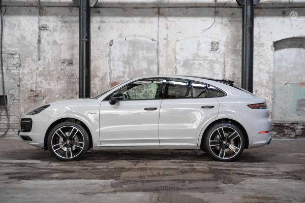 Grey Porsche Cayenne Coupe 2021 in Kaunas, with an engine capacity of 3.00 L and mileage of 75 thousand km for 79000 €, photo 3 on AUTOMOTO.COM.LV