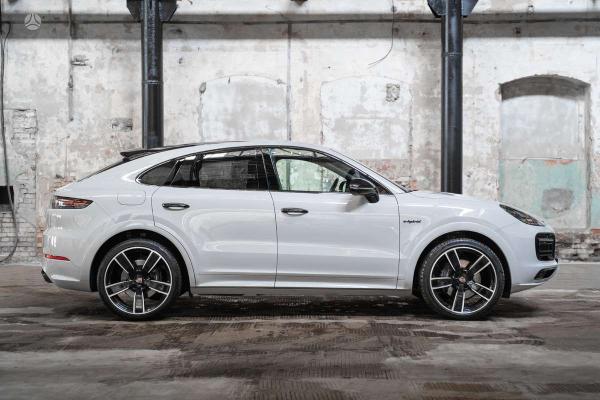 Grey Porsche Cayenne Coupe 2021 in Kaunas, with an engine capacity of 3.00 L and mileage of 75 thousand km for 79000 €, photo 4 on AUTOMOTO.COM.LV