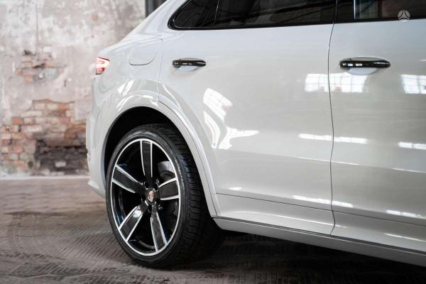 Grey Porsche Cayenne Coupe 2021 in Kaunas, with an engine capacity of 3.00 L and mileage of 75 thousand km for 79000 €, photo 10 on AUTOMOTO.COM.LV