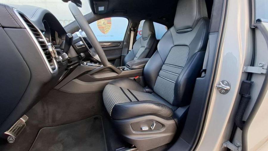 Grey Porsche Cayenne Coupe 2021 in Siauliai, with an engine capacity of 4.00 L and mileage of 112 thousand km for 94380 €, photo 11 on AUTOMOTO.COM.LV