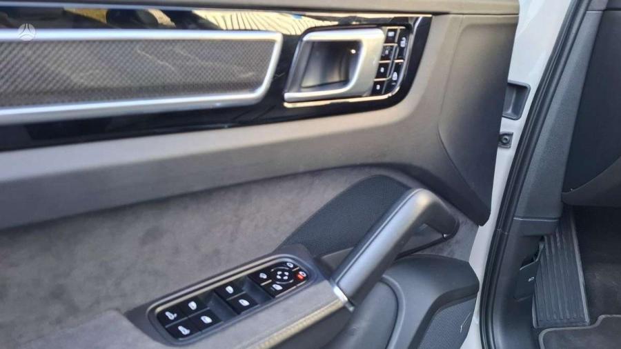 Grey Porsche Cayenne Coupe 2021 in Siauliai, with an engine capacity of 4.00 L and mileage of 112 thousand km for 94380 €, photo 12 on AUTOMOTO.COM.LV