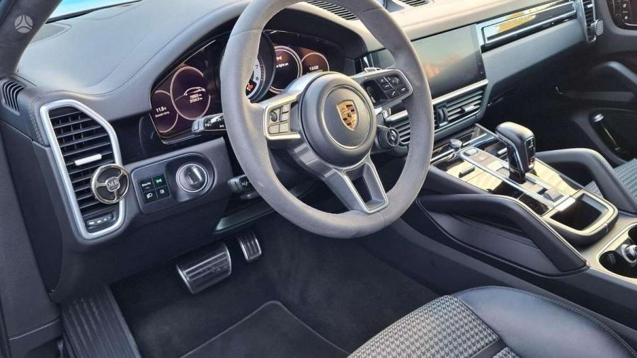 Grey Porsche Cayenne Coupe 2021 in Siauliai, with an engine capacity of 4.00 L and mileage of 112 thousand km for 94380 €, photo 23 on AUTOMOTO.COM.LV