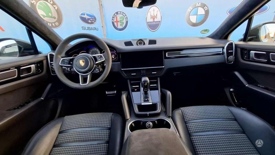 Grey Porsche Cayenne Coupe 2021 in Siauliai, with an engine capacity of 4.00 L and mileage of 112 thousand km for 94380 €, photo 25 on AUTOMOTO.COM.LV