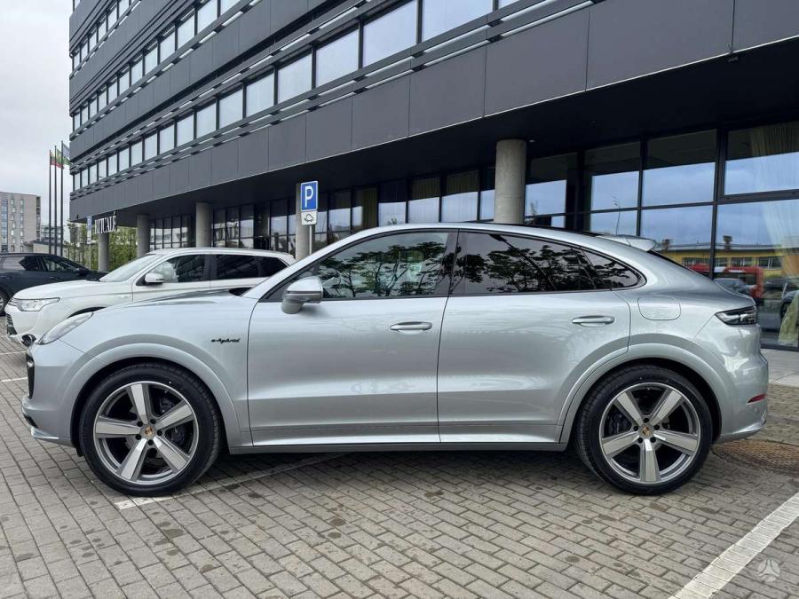 Grey Porsche Cayenne Coupe 2021 in Kaunas, with an engine capacity of 3.00 L and mileage of 79 thousand km for 67900 €, photo 3 on AUTOMOTO.COM.LV