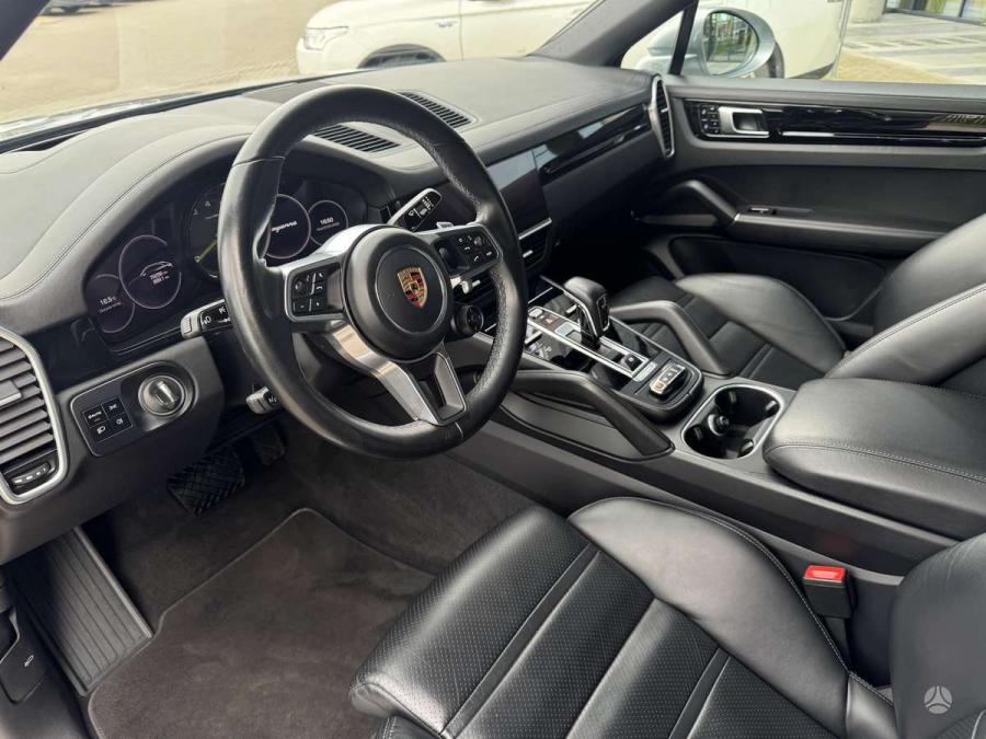 Grey Porsche Cayenne Coupe 2021 in Kaunas, with an engine capacity of 3.00 L and mileage of 79 thousand km for 67900 €, photo 13 on AUTOMOTO.COM.LV