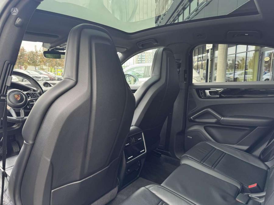 Grey Porsche Cayenne Coupe 2021 in Kaunas, with an engine capacity of 3.00 L and mileage of 79 thousand km for 67900 €, photo 19 on AUTOMOTO.COM.LV