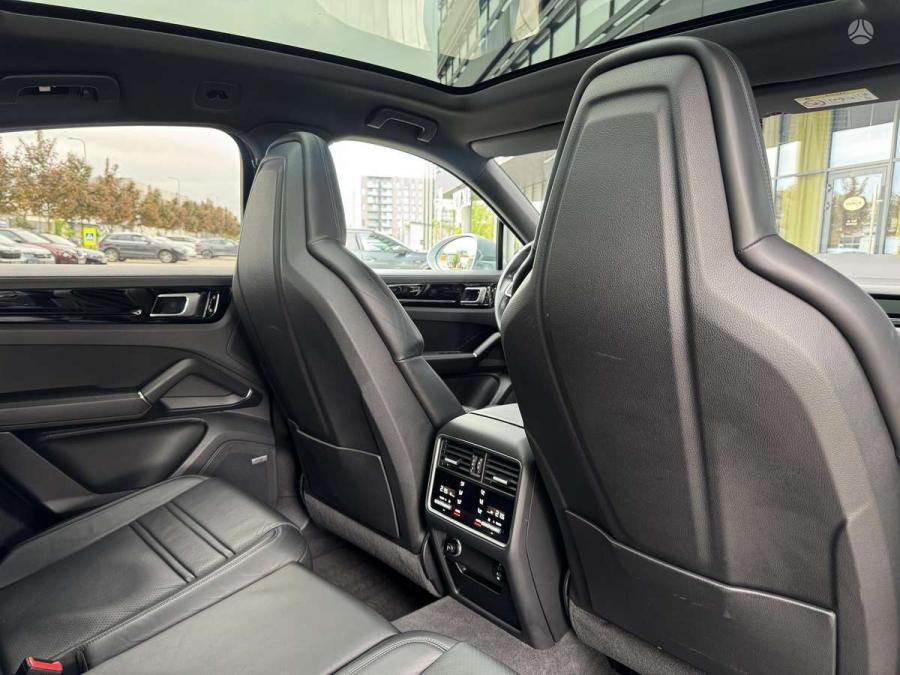Grey Porsche Cayenne Coupe 2021 in Kaunas, with an engine capacity of 3.00 L and mileage of 79 thousand km for 67900 €, photo 29 on AUTOMOTO.COM.LV