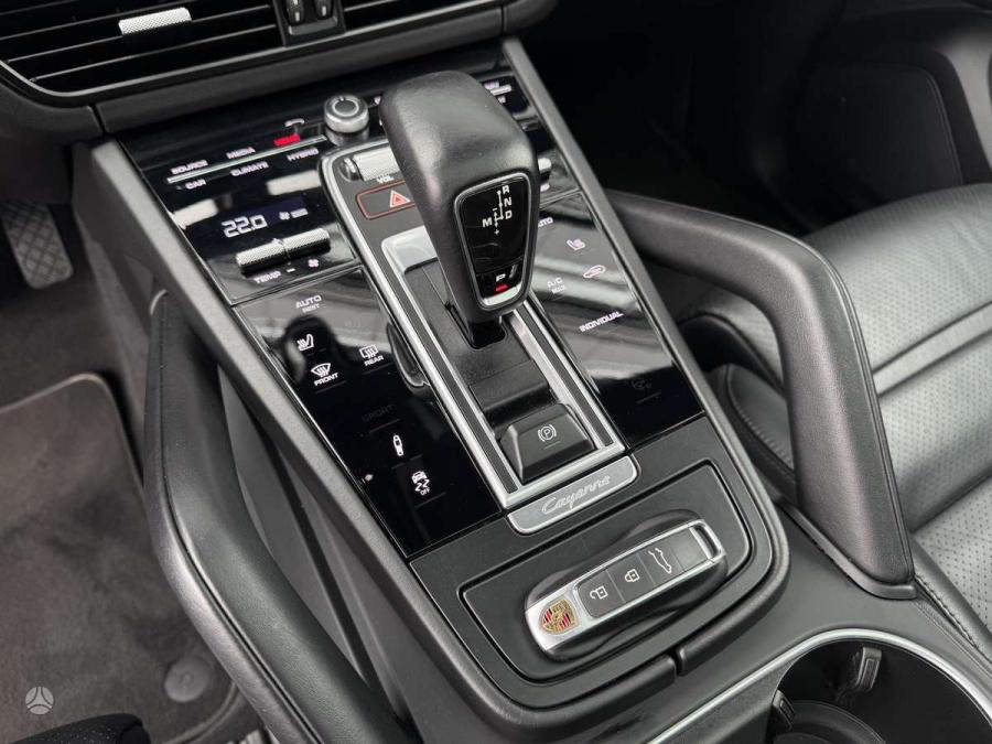 Grey Porsche Cayenne Coupe 2021 in Kaunas, with an engine capacity of 3.00 L and mileage of 79 thousand km for 67900 €, photo 31 on AUTOMOTO.COM.LV