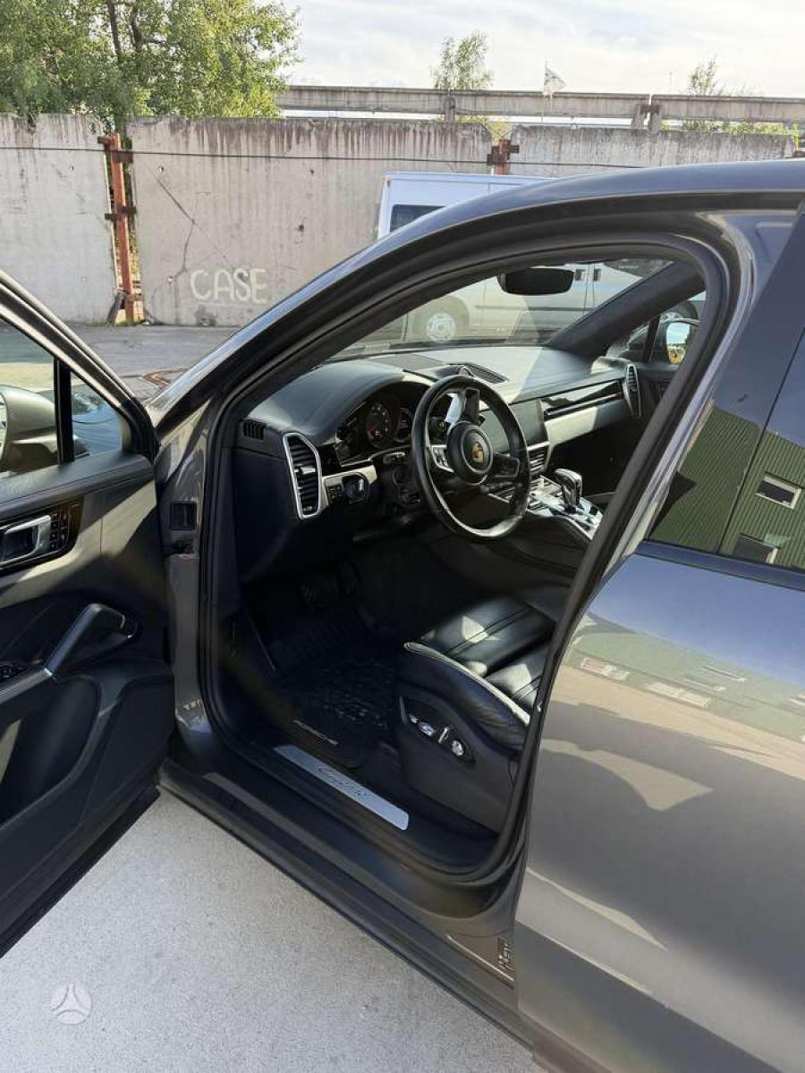 Orange Porsche Cayenne Coupe 2020 in Siauliai, with an engine capacity of 0.00 L and mileage of 100 thousand km for 56000 €, photo 8 on AUTOMOTO.COM.LV
