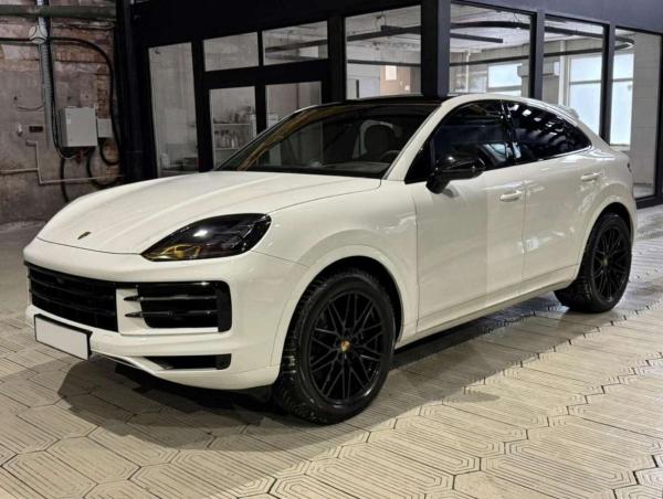 White Porsche Cayenne Coupe 2024 in Kaunas, with an engine capacity of 3.00 L and mileage of 43 thousand km for 93000 €, photo 3 on AUTOMOTO.COM.LV