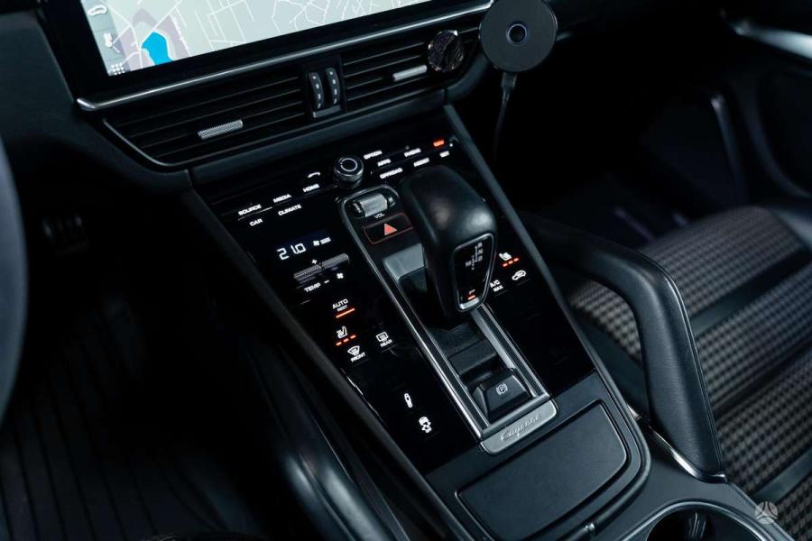 Balts Porsche Cayenne Coupe 2020 Viļņa, ar dzinēja tilpumu 4.00 L un nobraukumu 42 tūkst. km par 85999 €, foto 28 vietnē AUTOMOTO.COM.LV