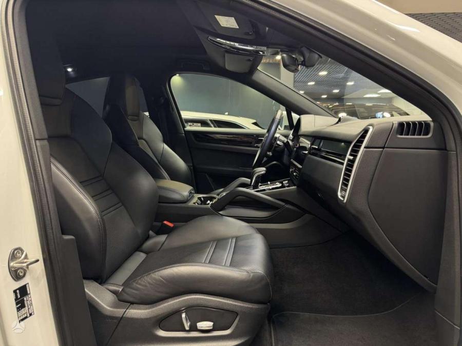 Белый Порше Cayenne Coupe 2020 в Рига, объемом двигателя 3.00 л и пробегом 47 тыс. км за 54990 €, фото 13 на AUTOMOTO.COM.LV