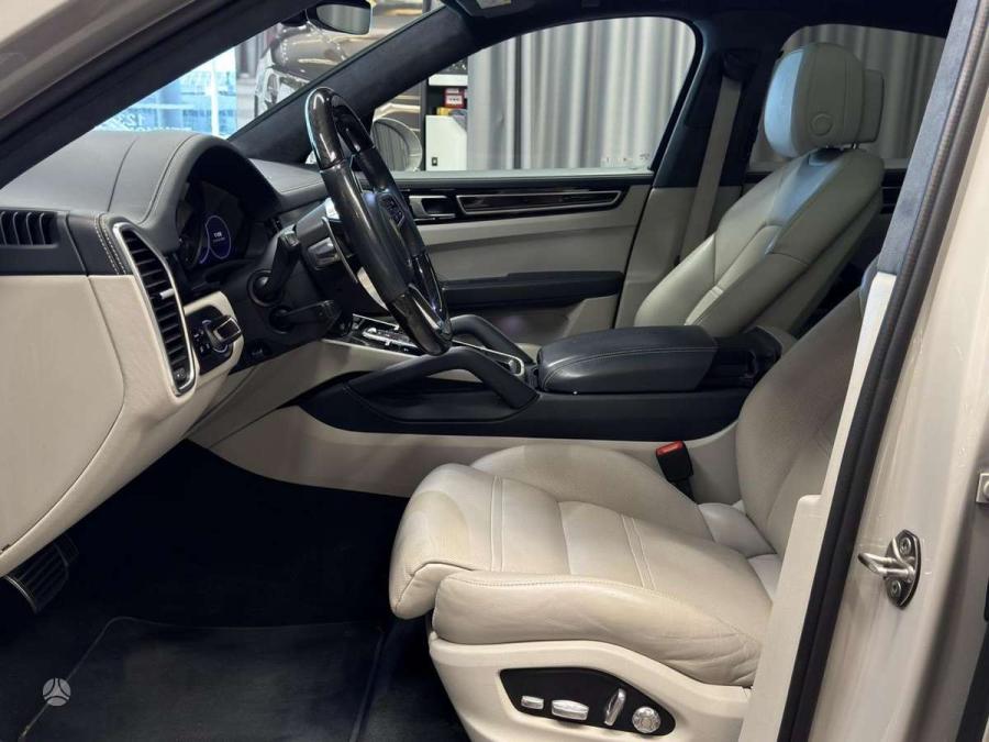 Balts Porsche Cayenne Coupe 2021 Rīga, ar dzinēja tilpumu 2.90 L un nobraukumu 83 tūkst. km par 69990 €, foto 15 vietnē AUTOMOTO.COM.LV