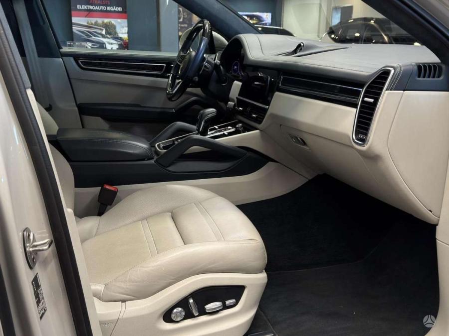Balts Porsche Cayenne Coupe 2021 Rīga, ar dzinēja tilpumu 2.90 L un nobraukumu 83 tūkst. km par 69990 €, foto 25 vietnē AUTOMOTO.COM.LV