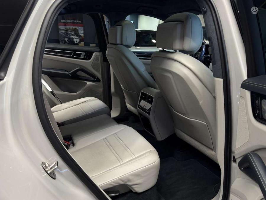 Balts Porsche Cayenne Coupe 2021 Rīga, ar dzinēja tilpumu 2.90 L un nobraukumu 83 tūkst. km par 69990 €, foto 26 vietnē AUTOMOTO.COM.LV