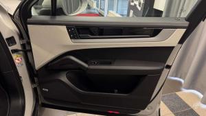 Balts Porsche Cayenne Coupe 2023 Rīga, ar dzinēja tilpumu 3.00 L un nobraukumu 95 tūkst. km par 85990 €, foto 25 vietnē AUTOMOTO.COM.LV