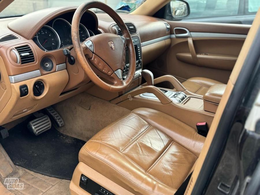 Porsche Cayenne 2004 in Radviliskis, with an engine capacity of 4.50 L and mileage of 211 thousand km for 2600 €, photo 7 on AUTOMOTO.COM.LV