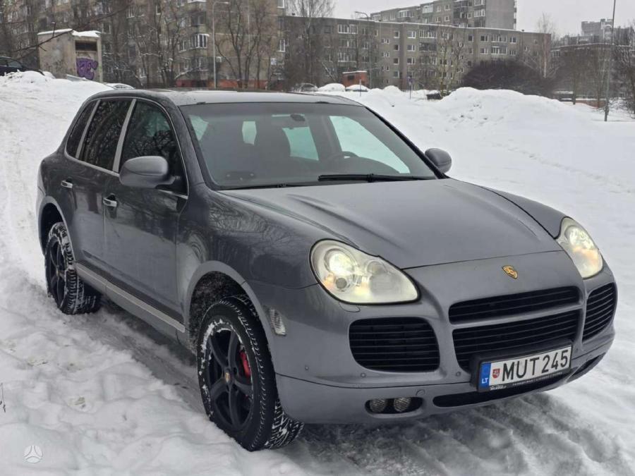 Porsche Cayenne 2005 in Vilnius, with an engine capacity of 4.49 L and mileage of 339 thousand km for 3900 €, photo 1 on AUTOMOTO.COM.LV
