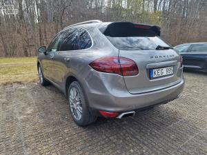 Porsche Cayenne 2011 in Vilnius, with an engine capacity of 4.80 L and mileage of 370 thousand km for 10250 €, photo 8 on AUTOMOTO.COM.LV