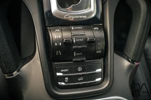 Porsche Cayenne 2011 in Riga, with an engine capacity of 3.00 L and mileage of 426 thousand km for 11990 €, photo 9 on AUTOMOTO.COM.LV