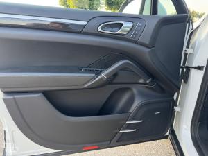 Porsche Cayenne 2013 in Kaunas, with an engine capacity of 3.00 L and mileage of 210 thousand km for 13200 €, photo 13 on AUTOMOTO.COM.LV