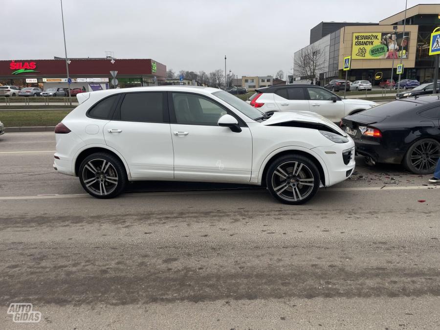Porsche Cayenne 2016 in Kaunas, with an engine capacity of 3.60 L and mileage of 175 thousand km for 12600 €, photo 12 on AUTOMOTO.COM.LV