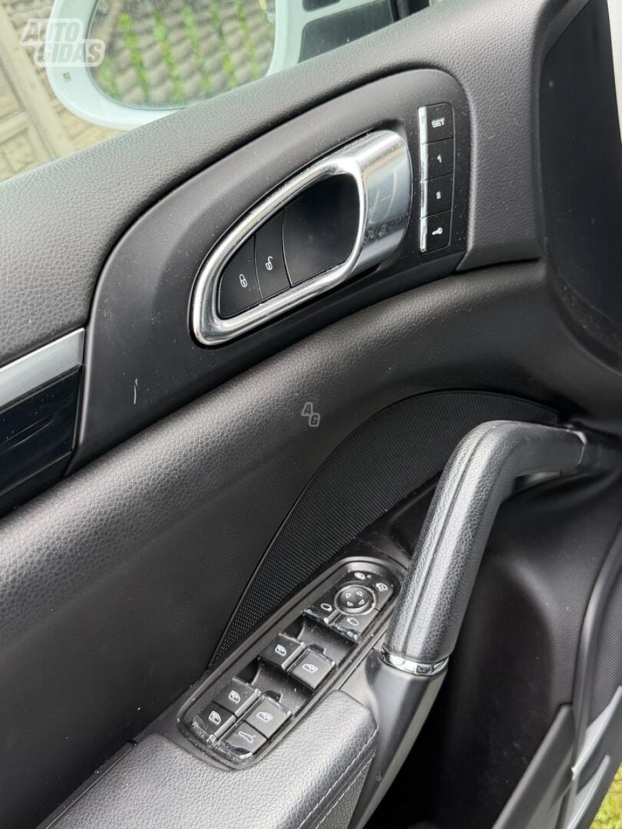 Porsche Cayenne 2017 in Siauliai, with an engine capacity of 3.60 L and mileage of 130 thousand km for 15600 €, photo 15 on AUTOMOTO.COM.LV