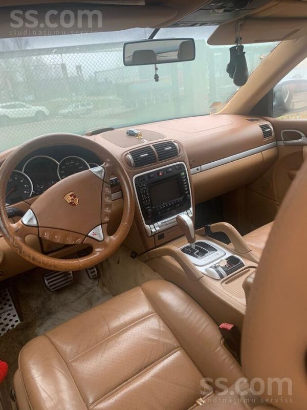Green Porsche Cayenne 2004 in Daugavpils, with an engine capacity of 4.50 L and mileage of 299 thousand km for 2300 €, photo 7 on AUTOMOTO.COM.LV