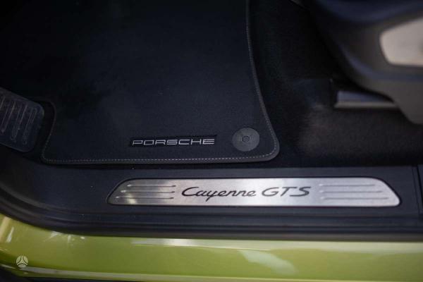 Green Porsche Cayenne 2016 in Panevezys, with an engine capacity of 3.60 L and mileage of 77 thousand km for 34485 €, photo 11 on AUTOMOTO.COM.LV