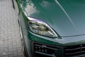 Green Porsche Cayenne 2025 in Kaunas, with an engine capacity of 4.00 L and mileage of 11 thousand km for 122000 €, photo 8 on AUTOMOTO.COM.LV