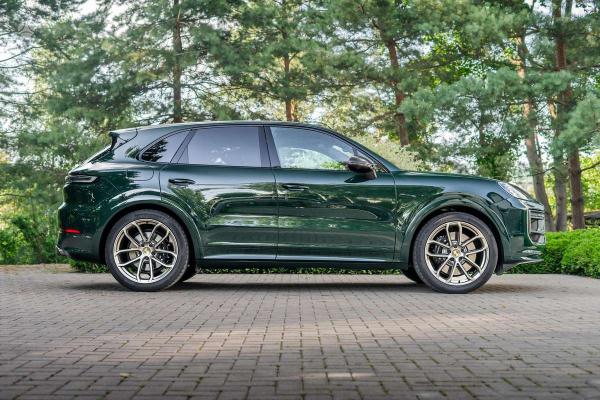 Green Porsche Cayenne 2025 in Kaunas, with an engine capacity of 4.00 L and mileage of 11 thousand km for 122000 €, photo 9 on AUTOMOTO.COM.LV