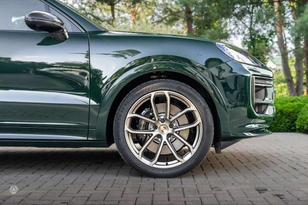 Green Porsche Cayenne 2025 in Kaunas, with an engine capacity of 4.00 L and mileage of 11 thousand km for 122000 €, photo 10 on AUTOMOTO.COM.LV