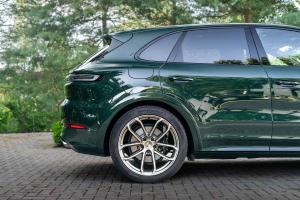 Green Porsche Cayenne 2025 in Kaunas, with an engine capacity of 4.00 L and mileage of 11 thousand km for 122000 €, photo 12 on AUTOMOTO.COM.LV