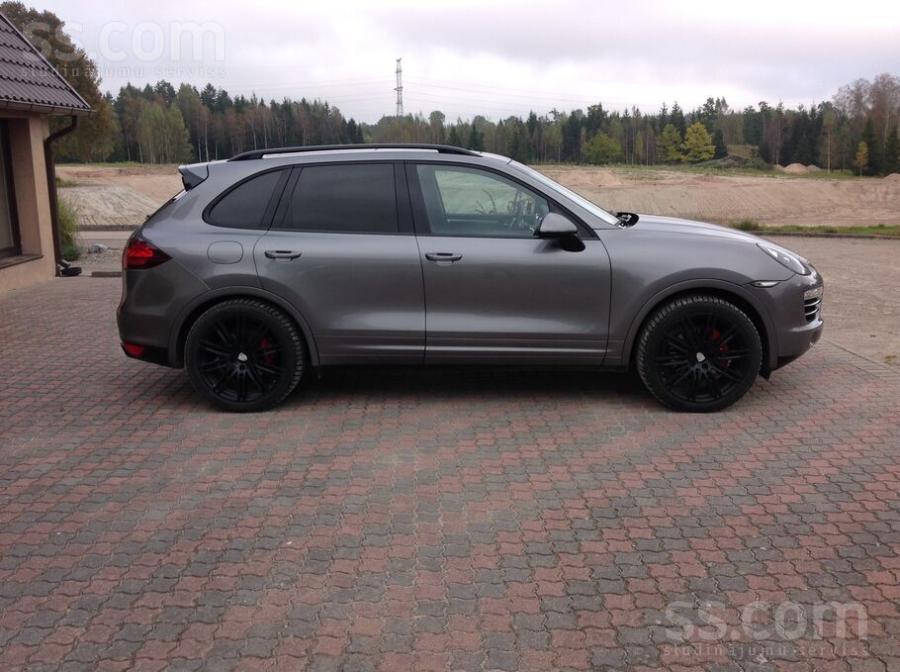 Grey Porsche Cayenne 2011 in Talsi, with an engine capacity of 3.00 L and mileage of 202 thousand km for 18900 €, photo 4 on AUTOMOTO.COM.LV